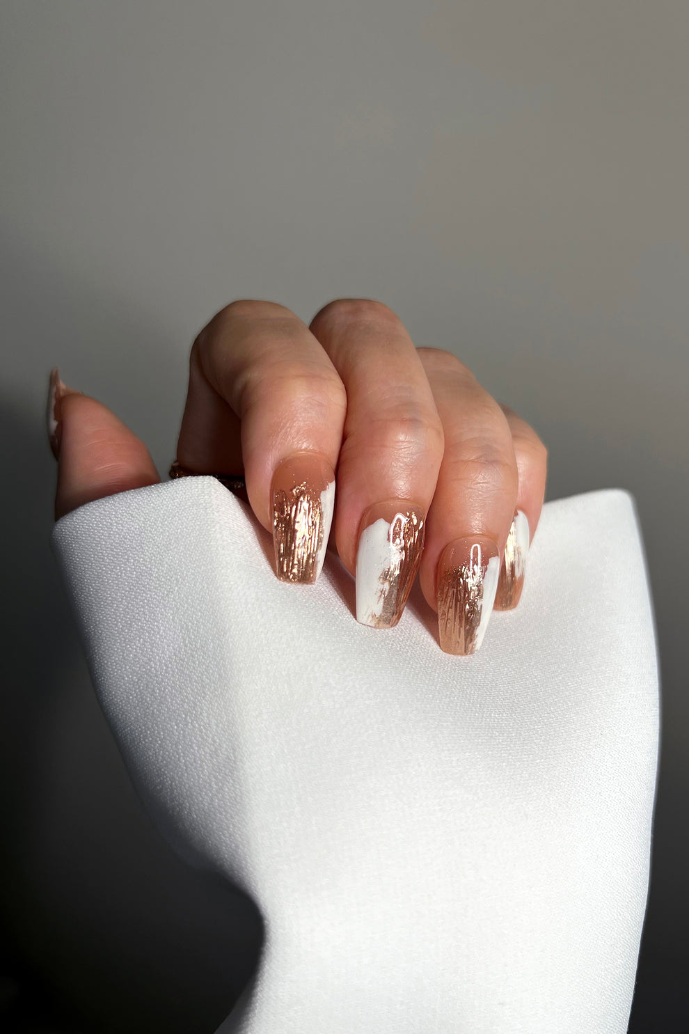 Gilded Crème Handmade Nails | Elegant Cream with Gold Accents – Bonmuz